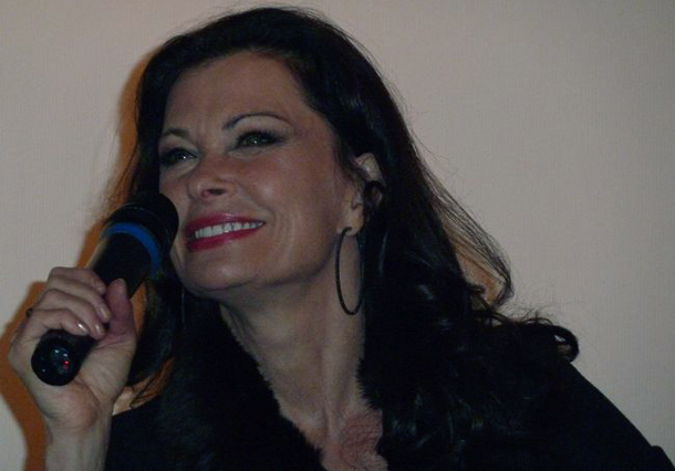 Interview Jane Badler de la série V | Shunrize, le webzine avide de ...
